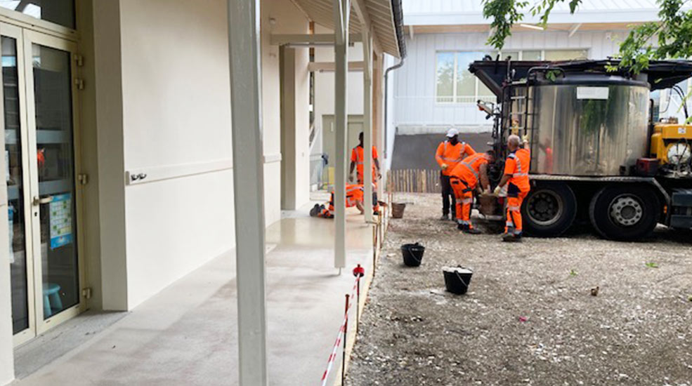 Application d'asphalte beige à l'école Berthelot de Mérignac - Peperiot.com