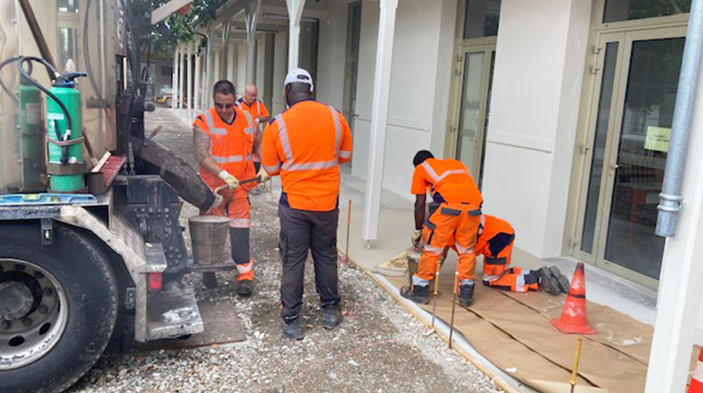 Application d'asphalte beige à l'école Berthelot de Mérignac - Peperiot.com